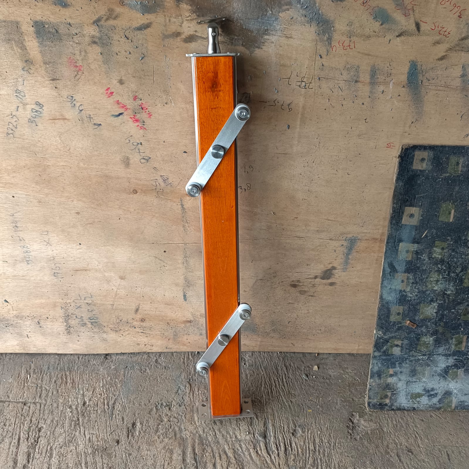 Tiang Custom Kayu - Railing Technology